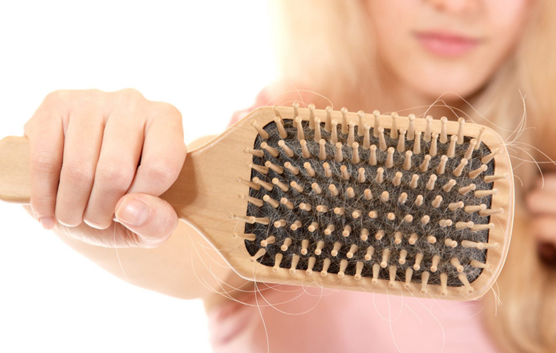 Tips Mudah Membersihkan Sisir dari Helai Rambut | Portal Wanita Muda